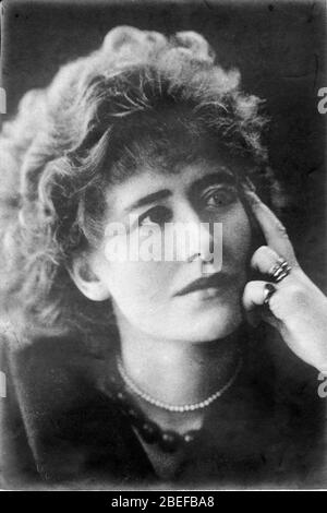 'Hayman Seleg Mendelssohn, Ellen Terry 1886' is a famous portrait by ...