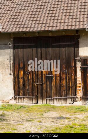 Altes Scheunentor aus Holz, Tor zu einem Pferdestall Stock Photo - Alamy