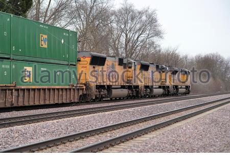 An eastbound Union Pacific intermodal freight train rolls through Stock Photo - Alamy