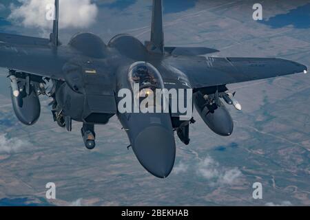 A USAF McDonnell F15 Eagle during Gulf war in Saudi Arabia Stock Photo ...
