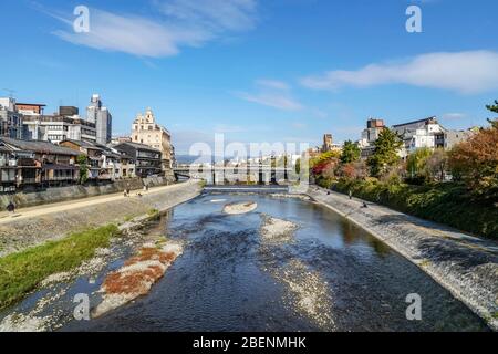 Kamogawa river and Shijo Ohashi bridge, Kyoto, Japan Stock Photo - Alamy