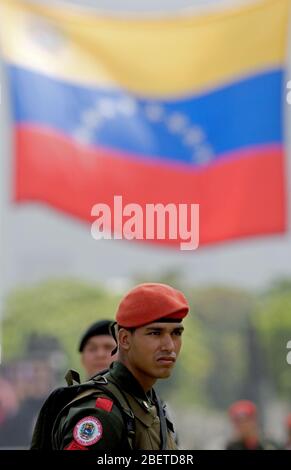 Venezuela Soldier, Soldier with flag Venezuela, Venezuela flag on a ...