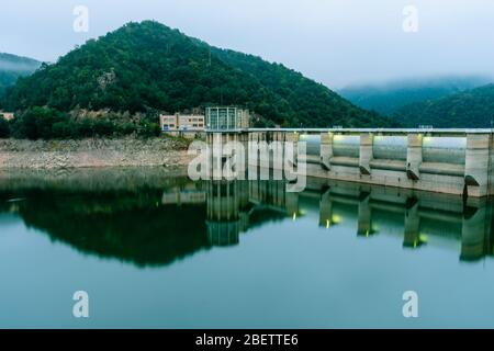 Dam of the Sau reservoir, on the Ter river, during the summer drought ...