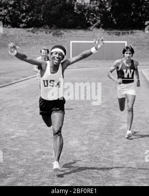 1970s AFRICAN-AMERICAN ATHLETE RUNNER AT STARTING BLOCK Stock Photo - Alamy