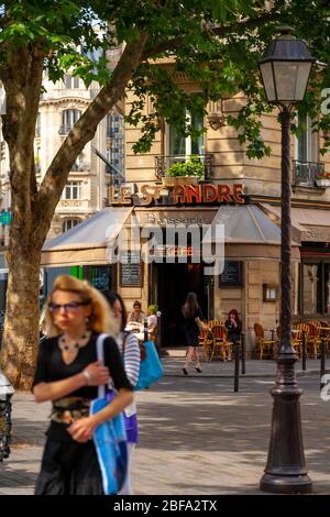 Paris Latin Quarter people eating outside bistro with Art Nouveau Stock ...