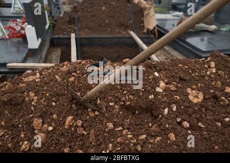 Grave preparation on cemetery in Sarajevo Stock Photo - Alamy