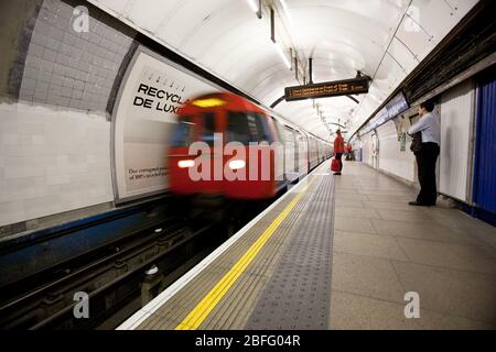 One of the two Victoria line platforms at King's Cross under ground ...