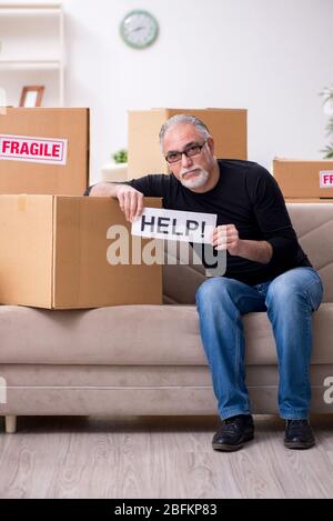 Old professional mover doing home relocation Stock Photo - Alamy