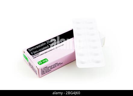 Simvastatin tablets (statins) cholesterol reducing tablets Stock Photo ...