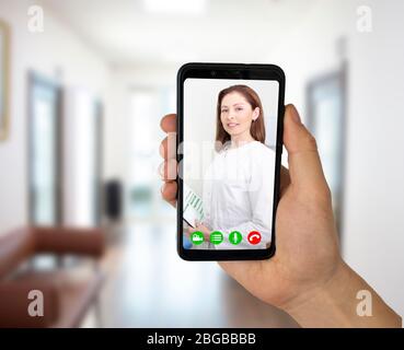 Doctor Video Doctor On Phone Or Smartphone Stock Photo - Alamy