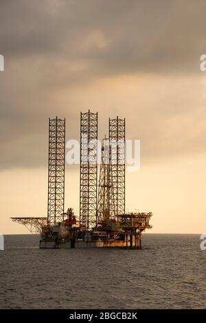 operation installation jack up rig at sea assist by offshore vessel ...