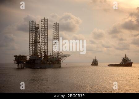 operation installation jack up rig at sea assist by offshore vessel ...