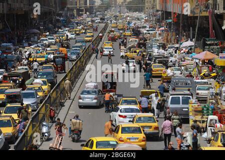 Baghdad, Iraq. 21st Apr, 2020. A man wearing a face mask shops for ...