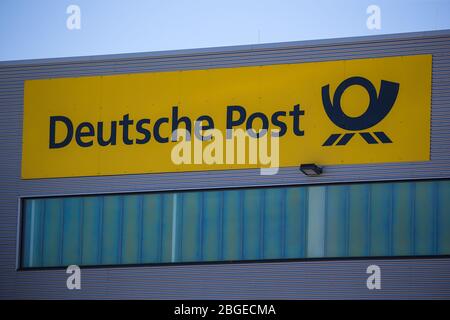 Symbolfoto, Deutsche Post, Logo, *** Symbol photo, Deutsche Post, logo ...