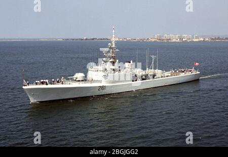 HMCS Mackenzie (DDE 261) off San Diego 1992 Stock Photo - Alamy