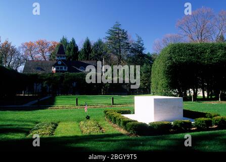 Grave of FDR at the Home of Franklin D. Roosevelt National Historic ...