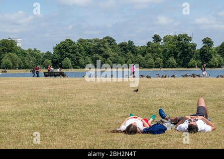 HYDE PARK SUN BATHERS LONDON 25 JUNE 1961 Stock Photo - Alamy