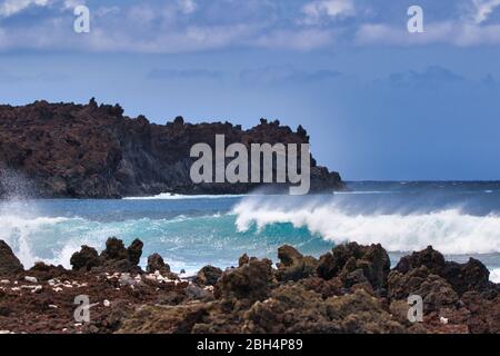 High energy waves at La Perouse Bay on Maui Stock Photo - Alamy