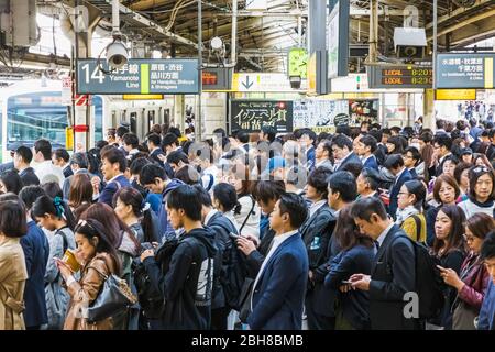 Crowded Train Platform Shinjuku Station Tokyo Stock Photo - Alamy