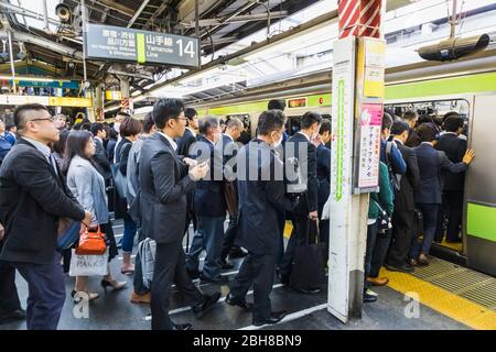 Crowded Train Platform Shinjuku Station Tokyo Stock Photo - Alamy