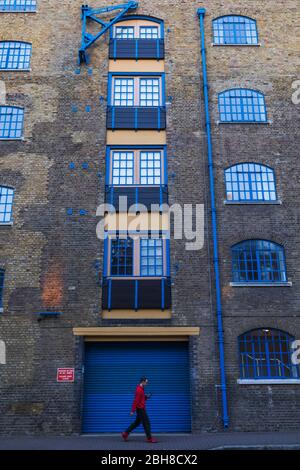 Wapping High Street, conversion flats in old wharf buildings, Tower ...