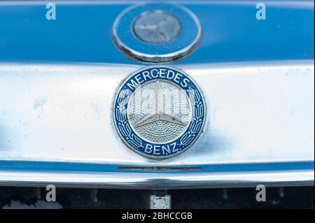 Old Mercedes Benz logo on classic car Stock Photo - Alamy