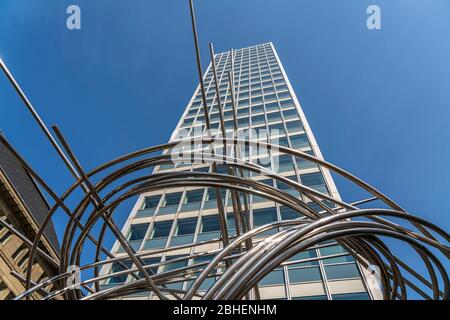 Die Skulptur "Große Mannesmann" des Bildhauers Norbert Kricke vor dem ...