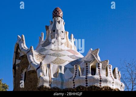 Detail of building with mosaic roof by Antoni Gaudi in Parc Guell Stock ...