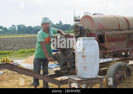 farmers with grain thrasher Stock Photo - Alamy