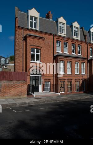 Red brick Victorian mansions on the Streets of London Stock Photo - Alamy