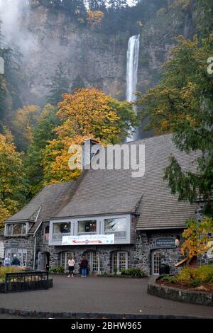 Multnomah Falls Lodge at Multnomah falls in the Columbia River Gorge ...