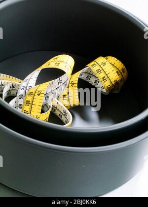 Cake tins and tape measure Stock Photo - Alamy