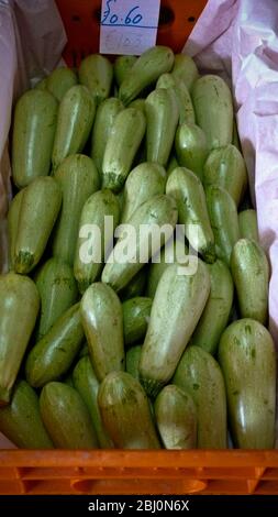 Courgettes in a market stall Stock Photo - Alamy