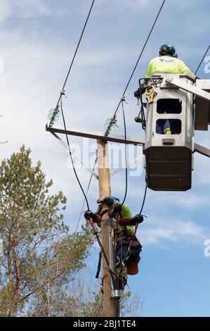 Men Repairing Powerlines Stock Photo - Alamy
