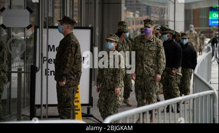 Members of the National Guard line up as Federal law enforcement and ...