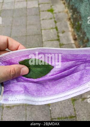 man hand holding surgical face mask, close up Stock Photo - Alamy
