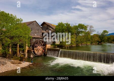 Usa Pigeon Forge Tennessee Old Gas Station Dollywood Amusment Park Nostalgia Car Gas Station Old ...