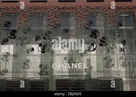 Chanel store in Amsterdam, details of the glass facade; Project by ...