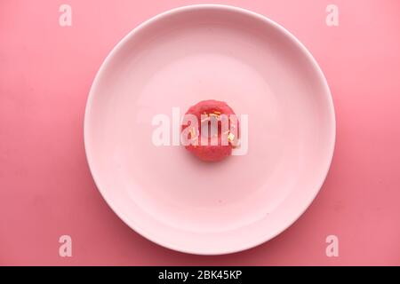 Single round donut on pink background Stock Photo - Alamy