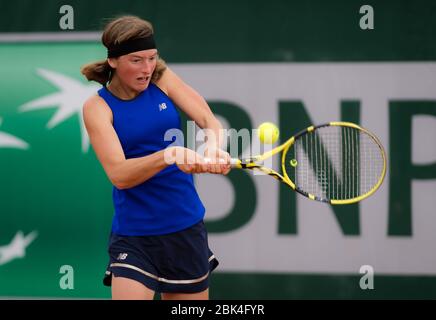 Manon Leonard of France in action during the first qualifications round ...