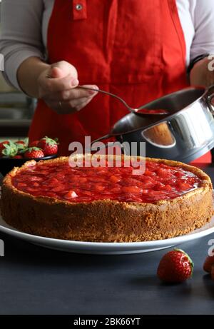 Decorating dessert plate with sauce Stock Photo - Alamy
