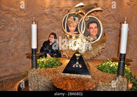 Innocent Victims - a bronze statue of Diana, Princess of Wales and Dodi ...