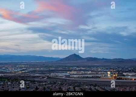 Sunset aerial view of the Frenchman Mountain and cityscape of Las Vegas ...