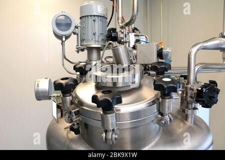 Reactors of suspensions and solutions. Manufacture of pharmaceutical ...