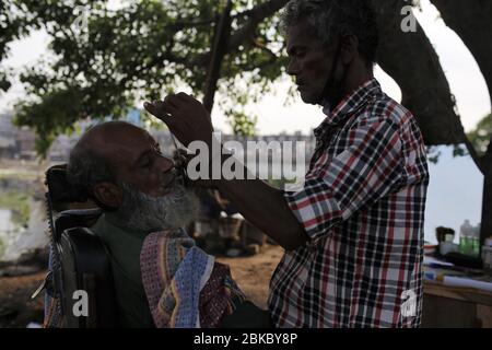 Dhaka, Bangladesh. 3rd May, 2020. A man gets his shaving from a ...