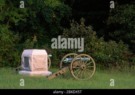 Cannon & monument, Shiloh National Military Park, Tennessee Stock Photo ...