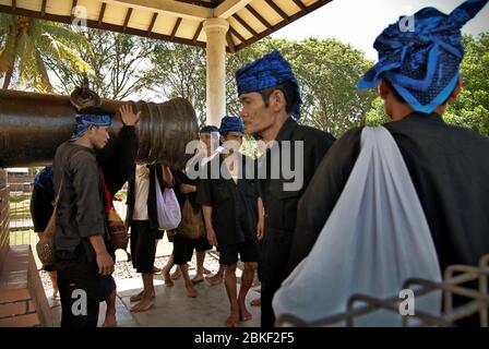 Men of the traditional "Urang Kanekes" community--popularly known as ...
