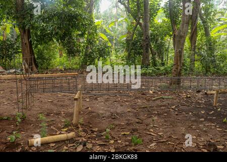 Iron steel for making the skeleton of concrete column on wooden support ...