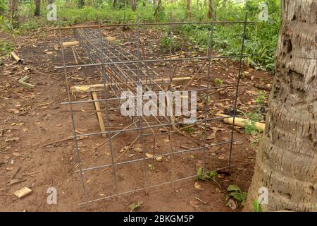 Iron steel for making the skeleton of concrete column on wooden support ...