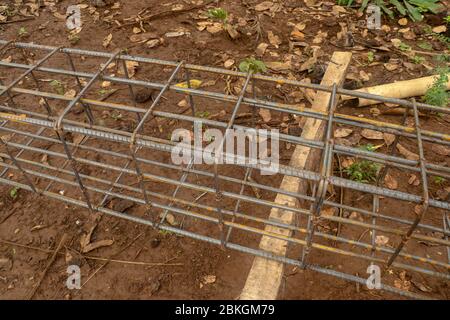 Iron steel for making the skeleton of concrete column on wooden support ...
